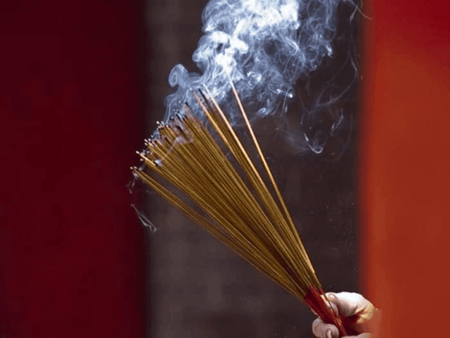 Điềm báo khi đốt nhang “linh ứng” khiến gia chủ phải suy ngẫm lại ...